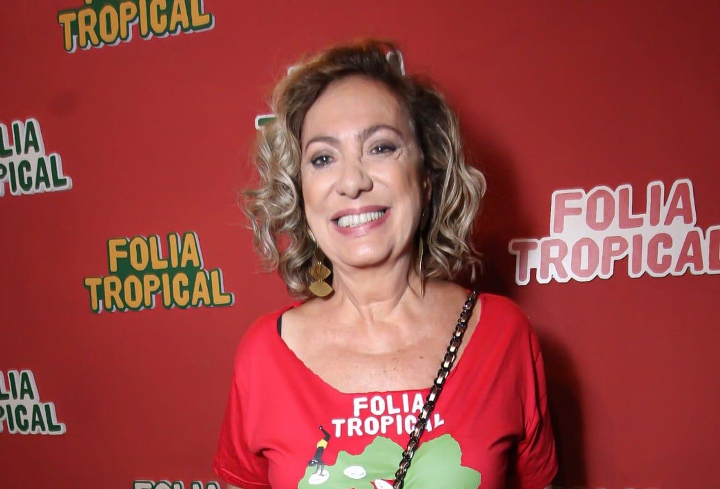 Eliane Giardini curte folga da reta final de 'Mania de Você' na Sapucaí ...