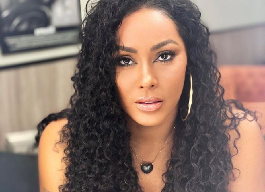 Musa dos anos 90, Rosiane Pinheiro relembra abuso sexual aos 6: 'Achava que a culpa era minha'