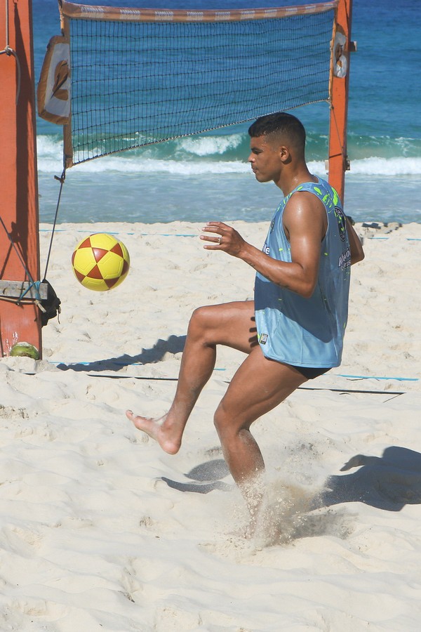 De volta ao Brasil, Thiago Silva mostra habilidade ao jogar futevôlei ...