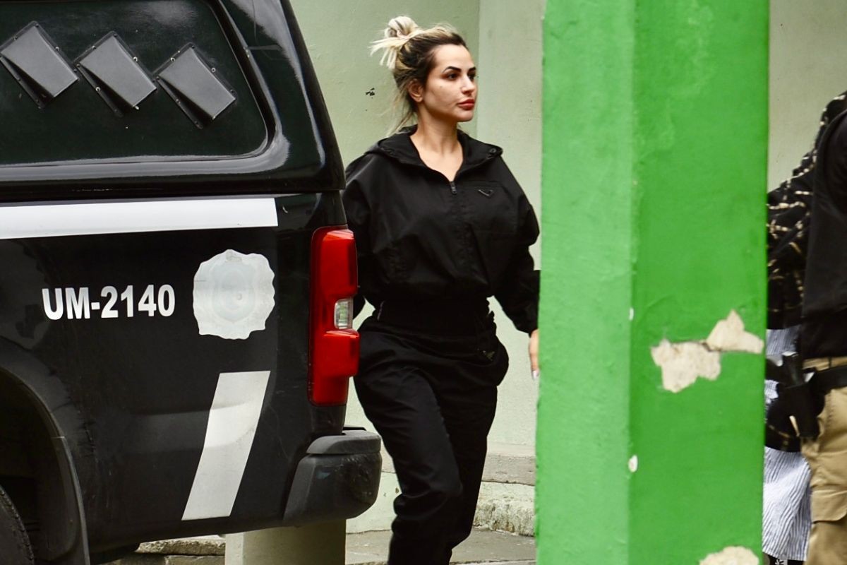 Deolane Bezerra chega ao IML de Recife após prisão