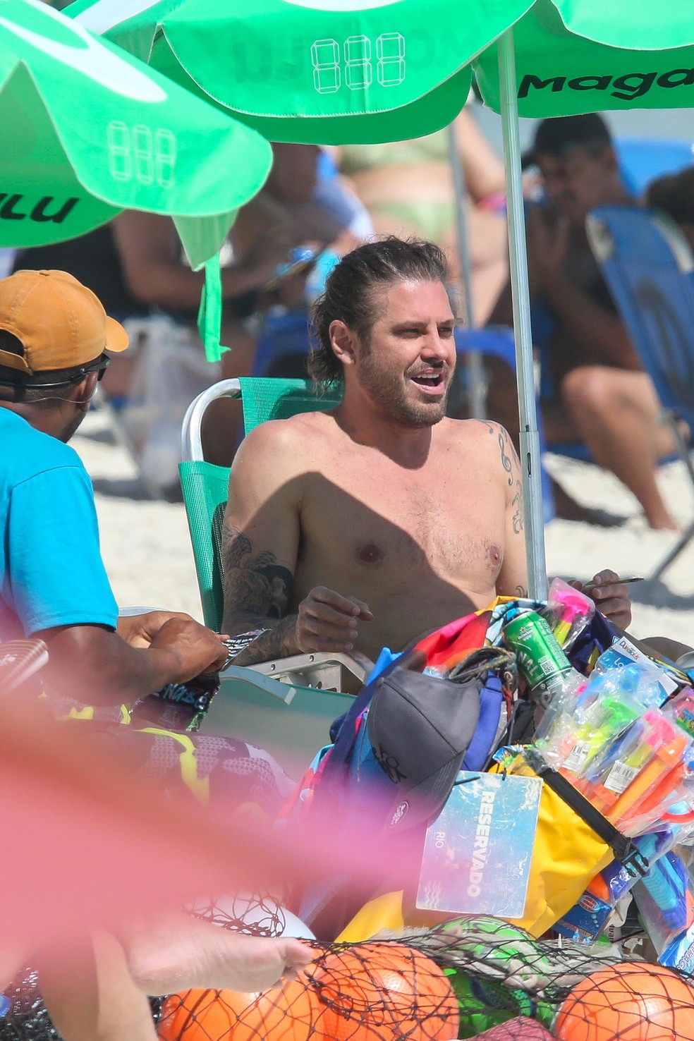 Com os filhos, Dado Dolabella curte dia de praia no Rio de Janeiro