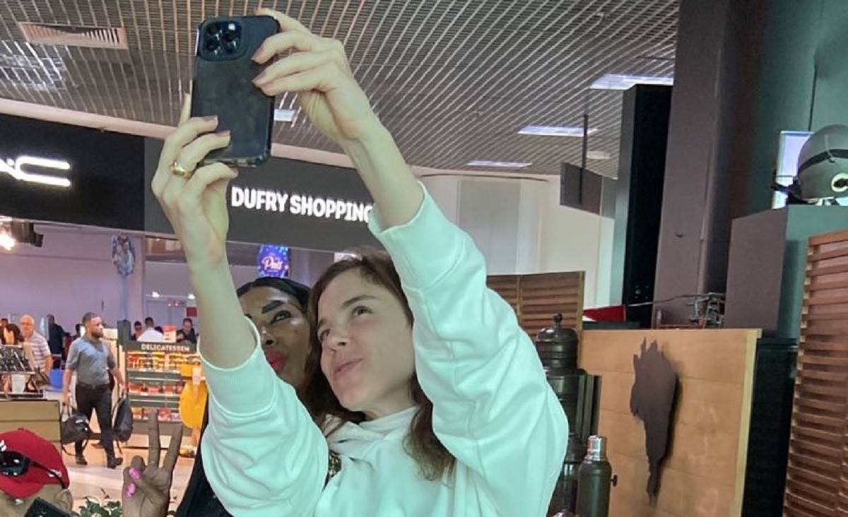 Alice Wegmann encontra Inês Brasil em aeroporto e pede selfies