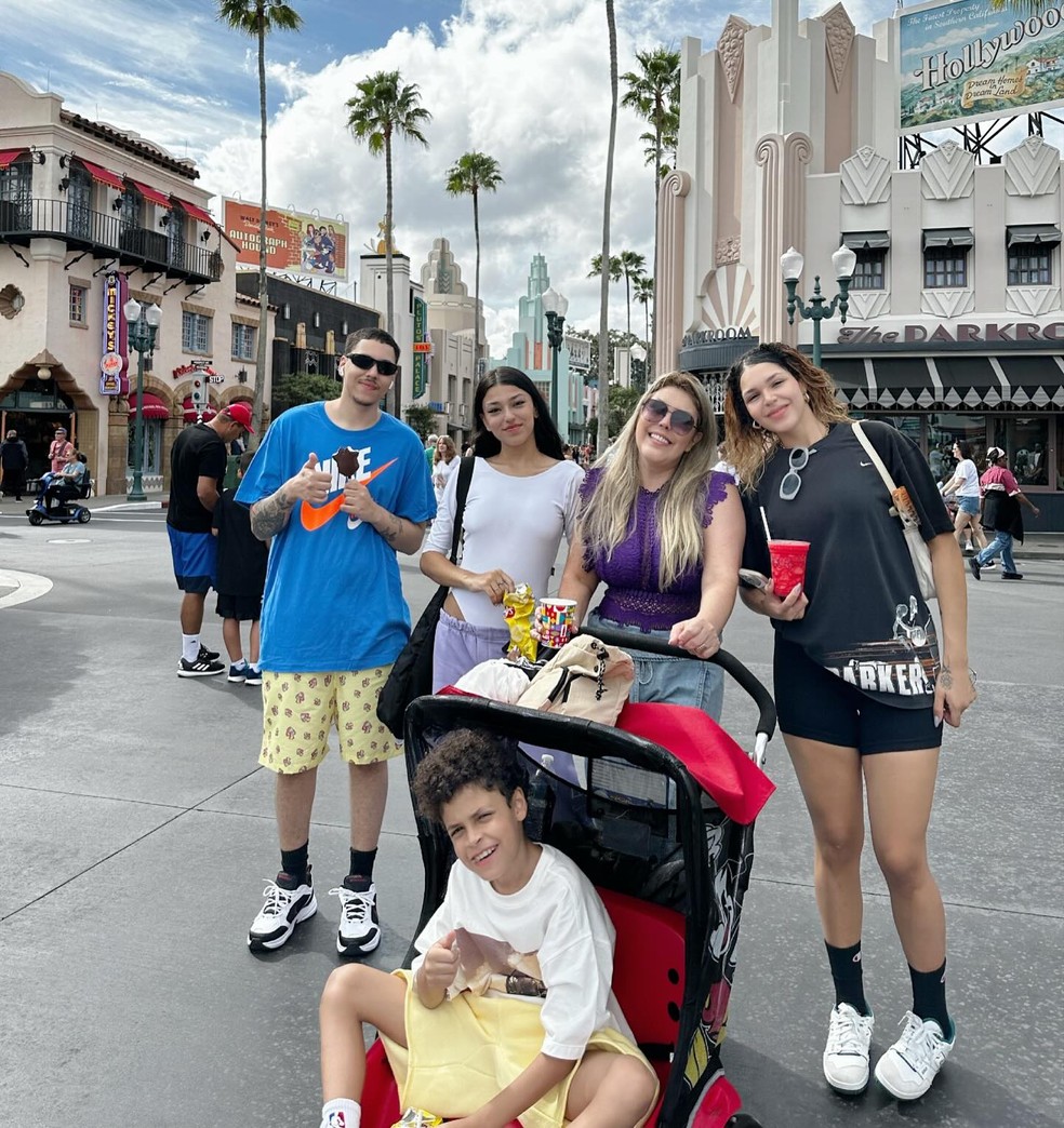 Simony abre álbum de viagem a Orlando com os 4 filhos; vídeo