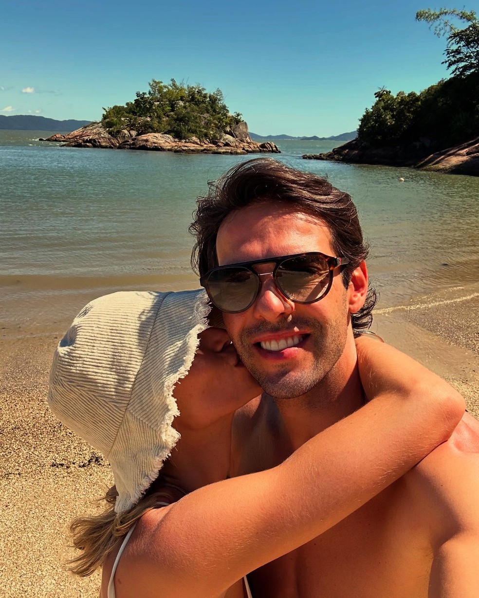 Com direito a topless, Carol Leite abre álbum de viagem com Kaká em Noronha