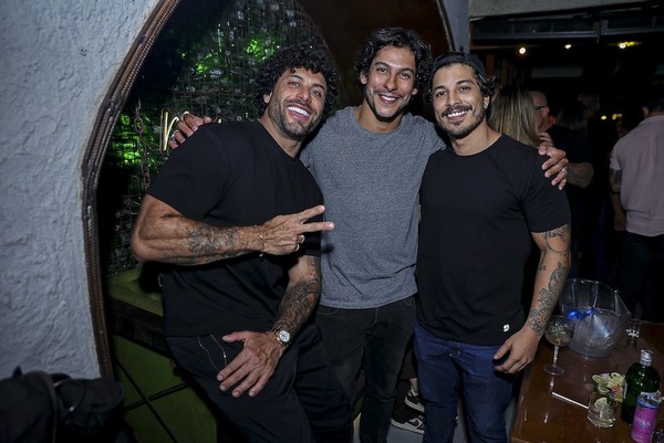 Diego Hypolito recebe os irmãos e ex-BBBs em seu aniversário de 39 anos