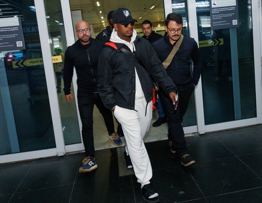 Ne-Yo é tietado por fãs ao desembarcar no Brasil para show no Rock in Rio