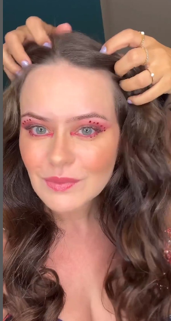 Solteira, Mari Bridi capricha na make e usa cropped para cair na folia