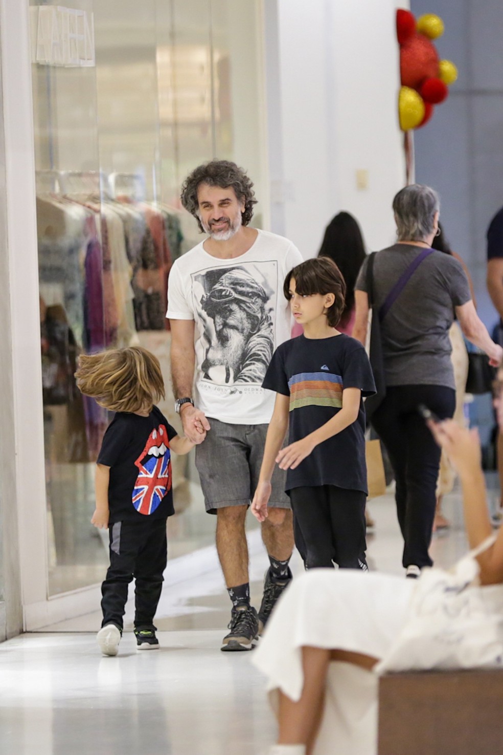 Eriberto Leão aproveita tarde no shopping na companhia dos filhos