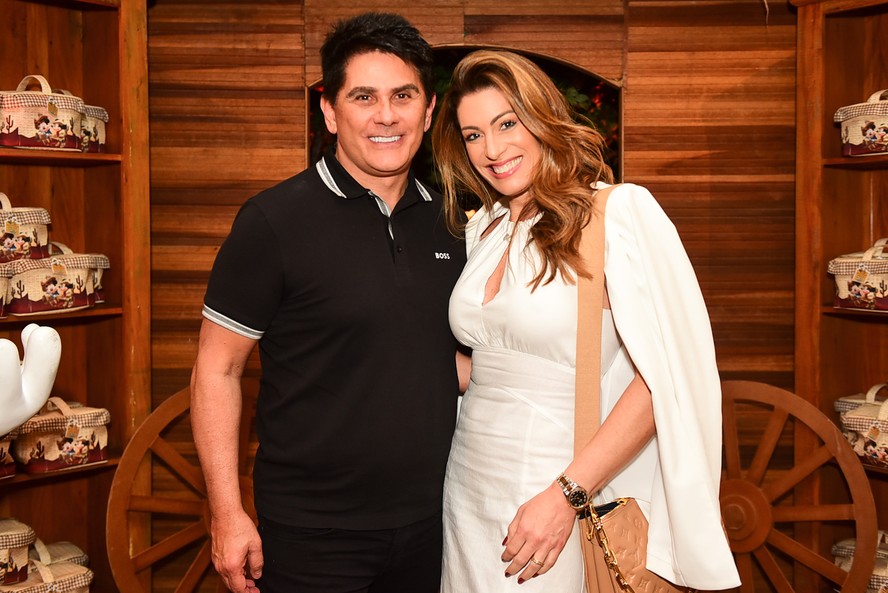 Cesar Filho e Elaine Mickely celebram bodas de palha; vídeo