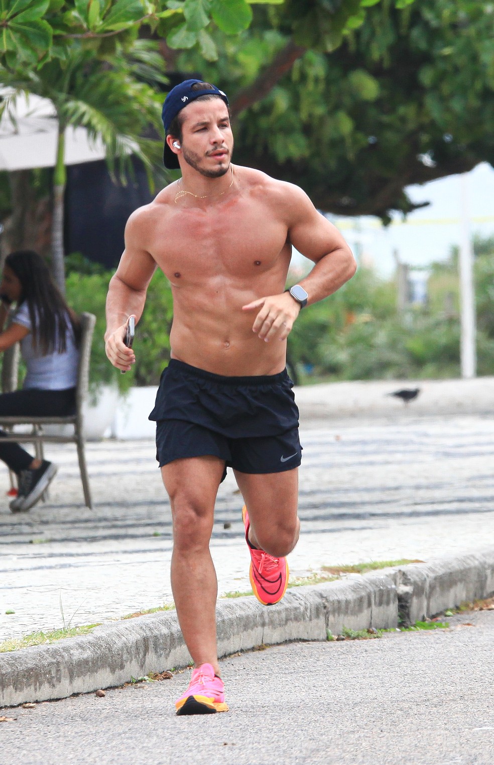Ricky Tavares corre sem camisa no Rio de Janeiro