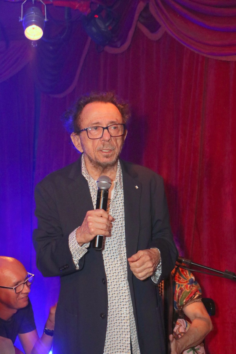 Cercado por famosos, Tom Zé é homenageado com show no Rio