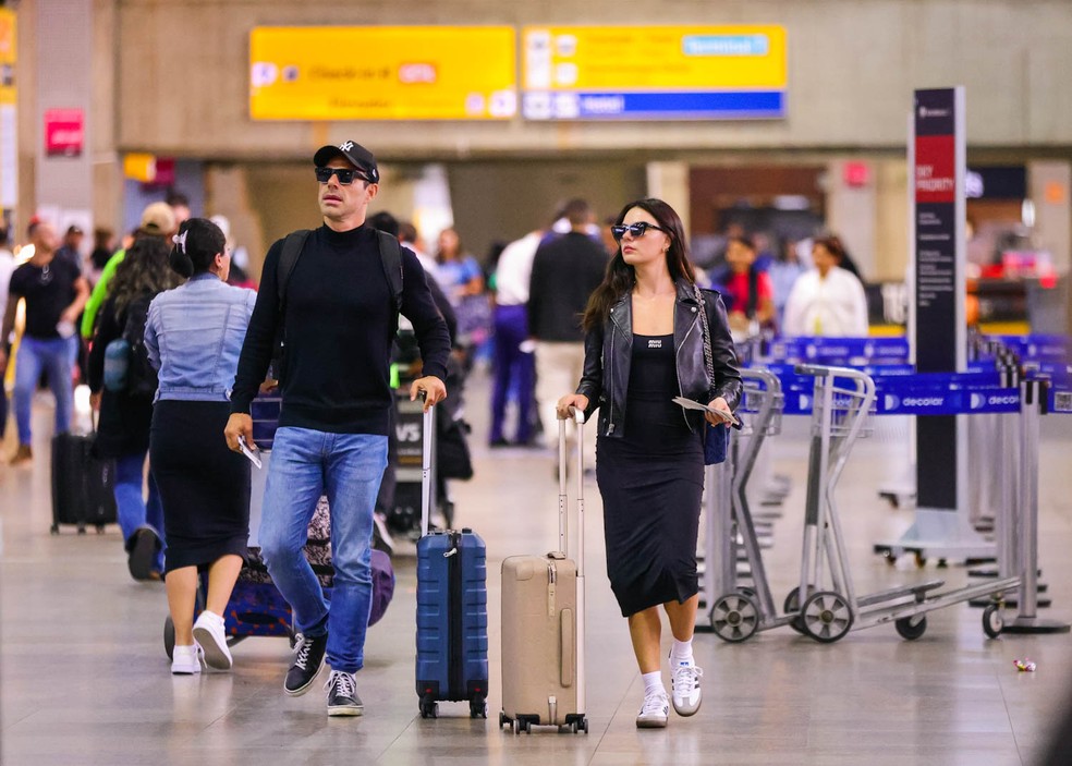 Isis Valverde e Marcus Buaiz embarcam juntinhos em aeroporto
