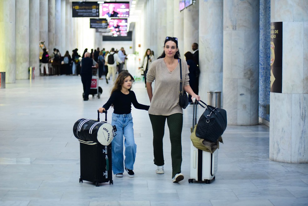 Débora Nascimento desembarca no Rio de Janeiro com a filha; fotos