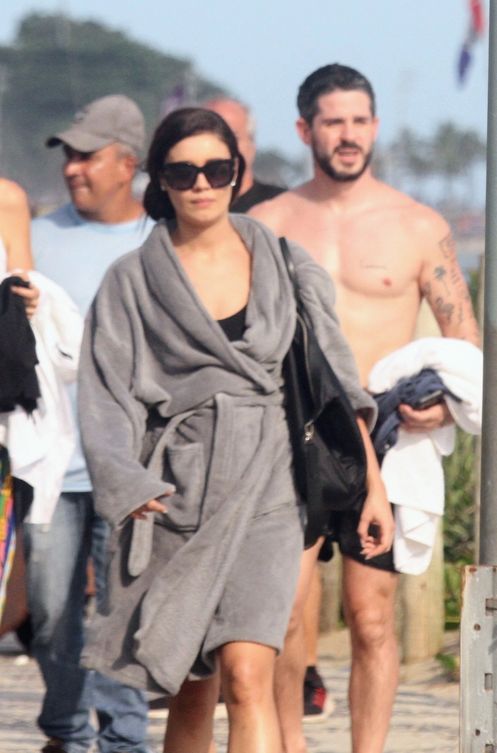 De biquíni, Sophie Charlotte grava cenas de 'Renascer' em praia carioca