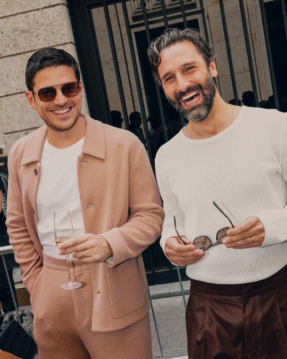 Marco Pigossi se casa com o cineasta Marco Calvani em Toscana, na Itália
