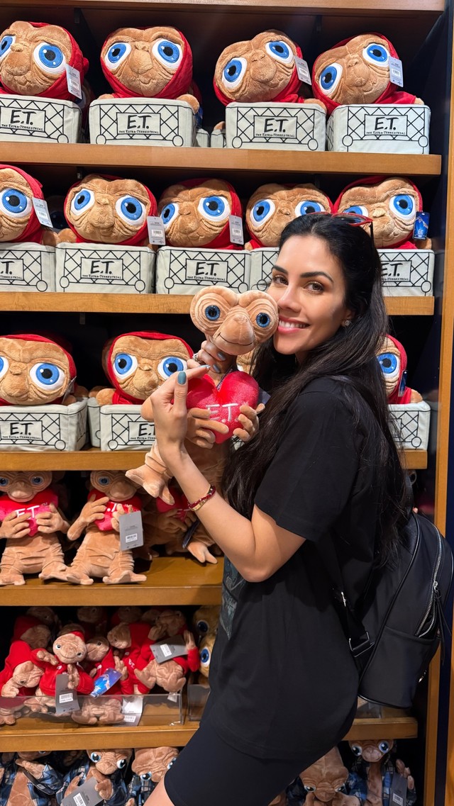 Dani Albuquerque curte parque de Orlando com o marido, as filhas e a mãe