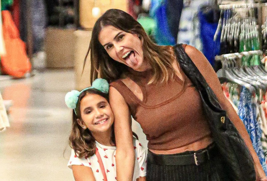 Deborah Secco e Maria Flor fazem graça para fotógrafos em passeio