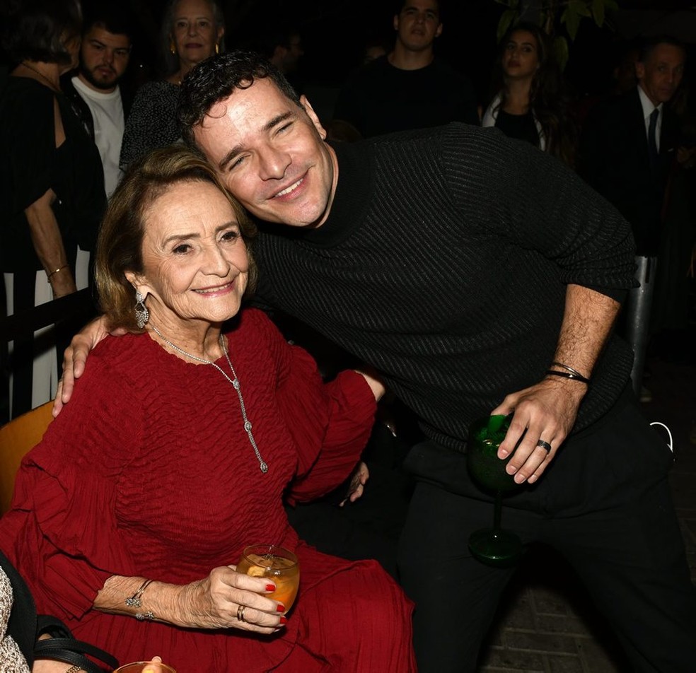 Cantora Joanna faz aparição pública raríssima com a esposa, Karen Keldani