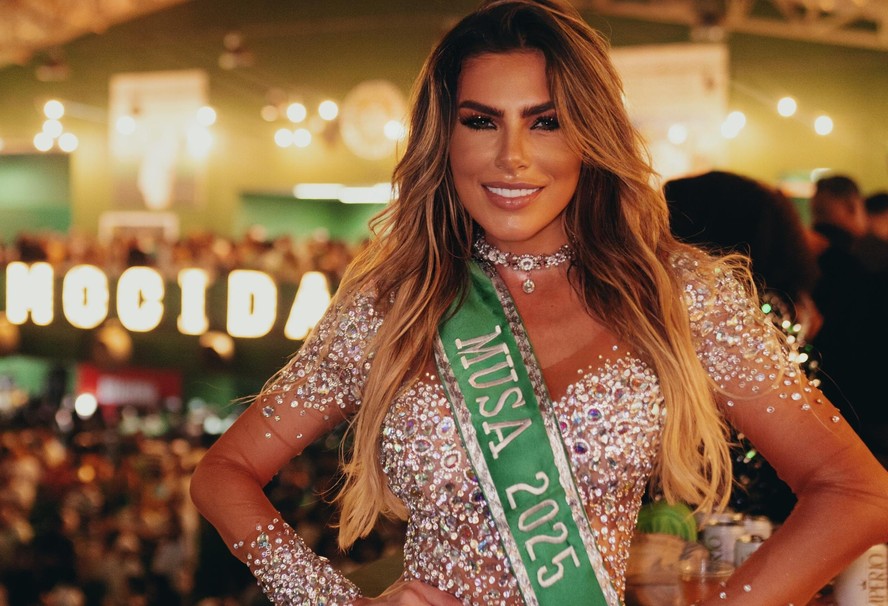 Carnaval 2025: Erika Schneider usa look com 3 mil pedras ao receber ...