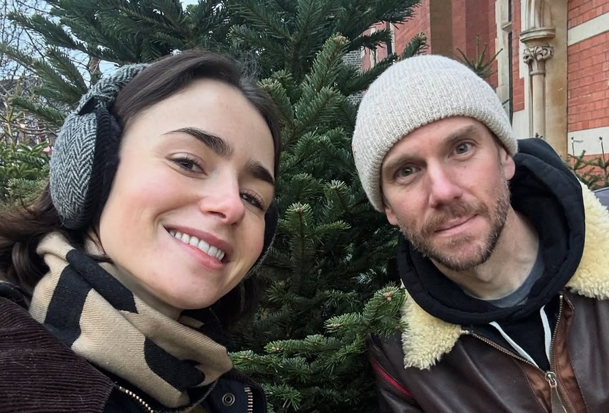 Lily Collins, de 'Emily em Paris', apresenta primeira filha, que nasceu ...