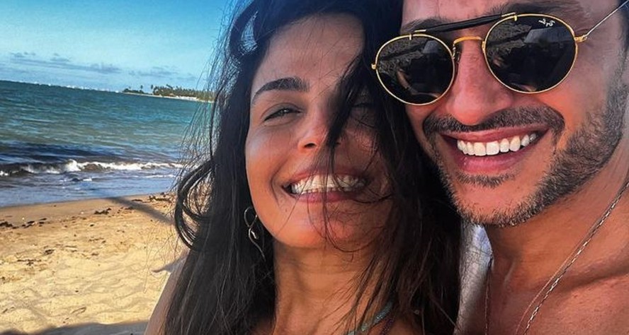 Emanuelle Araújo celebra férias em clique na praia com o marido