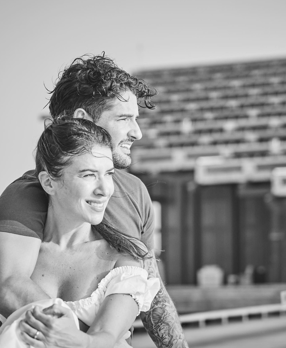 Alexandre Pato abre álbum romântico com Rebeca Abravanel e faz mistério ...