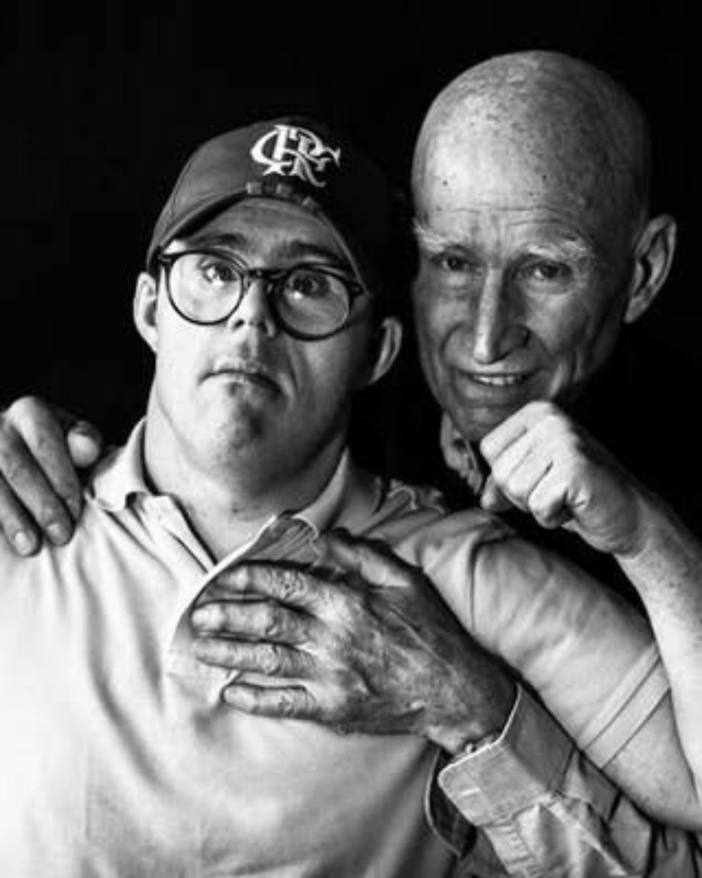 Sebastião Salgado e o filho Rodrigo — Foto: Reprodução/Facebook ...