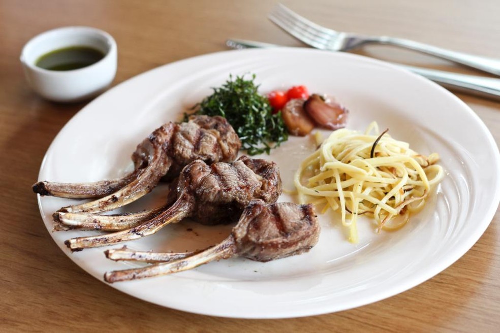 Cordeiro na mesa: veja dicas de preparo, receita e onde comer