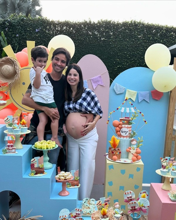 Sthefany Brito abre álbum de fotos do chá de bebê do filho caçula