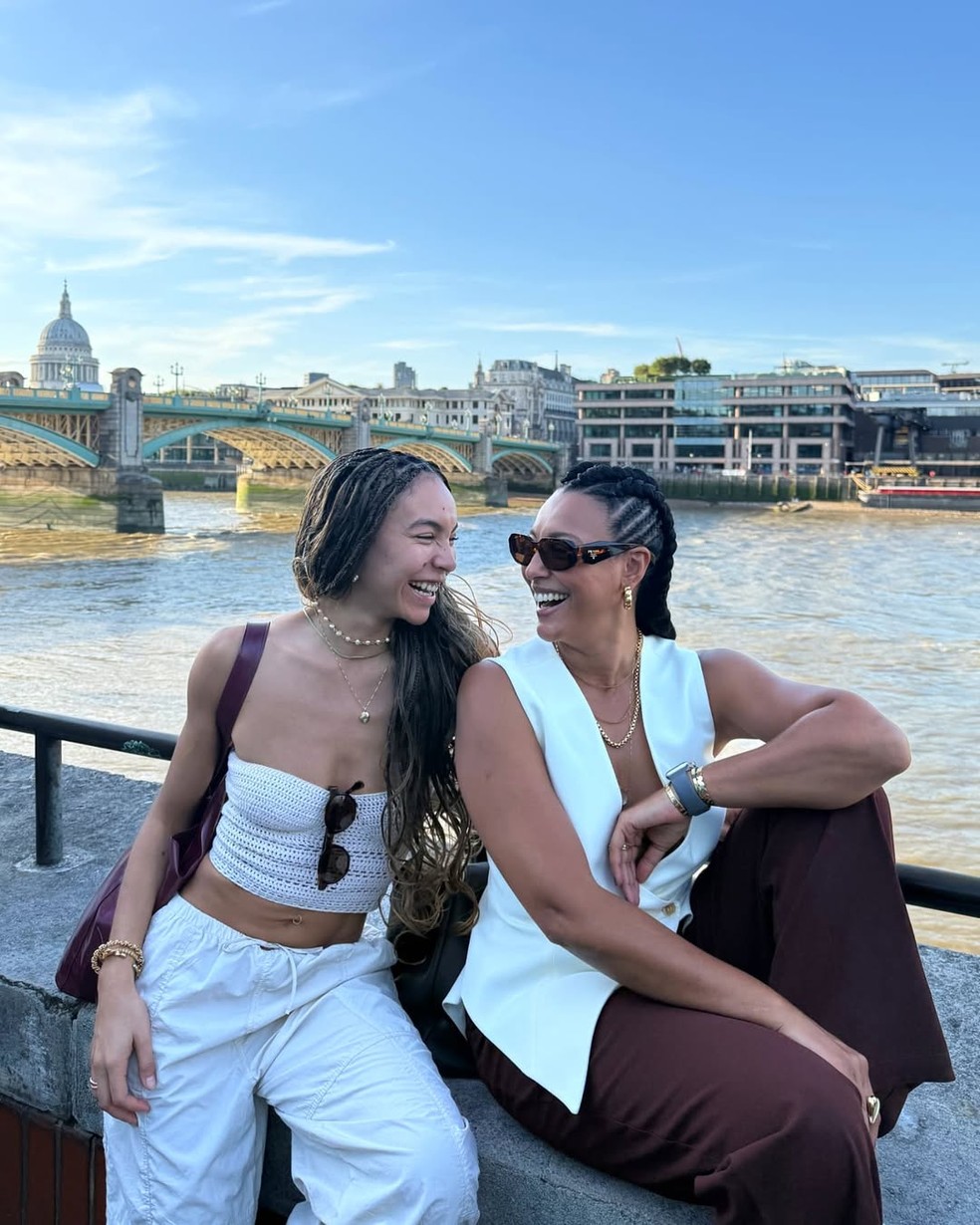 Sheron Menezzes se diverte em viagem a Londres com a irmã, Sol Menezzes ...