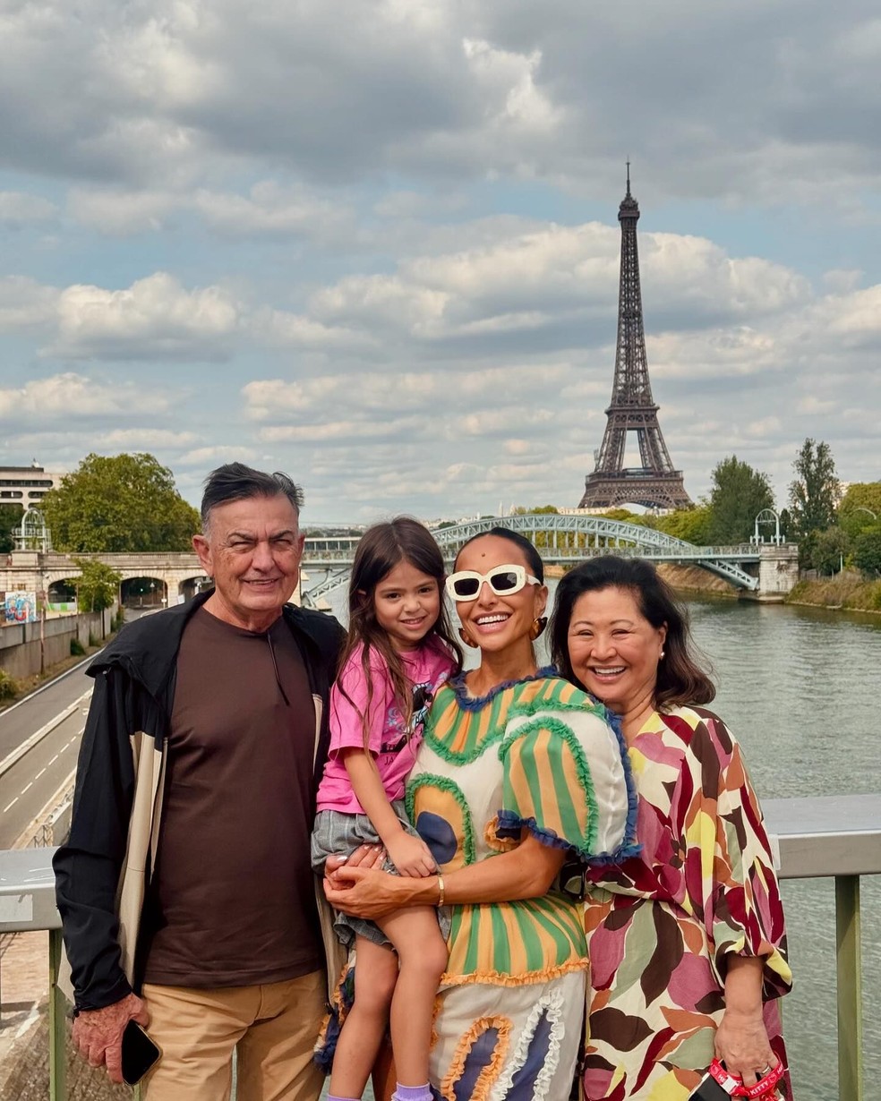 Sabrina Sato posa em frente à Torre Eiffel com os pais e a filha em Paris