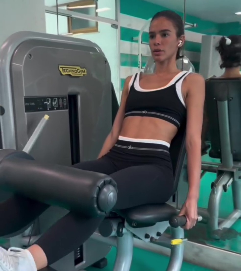 Bruna Marquezine dança e ostenta abdômen trincado enquanto treina com ...