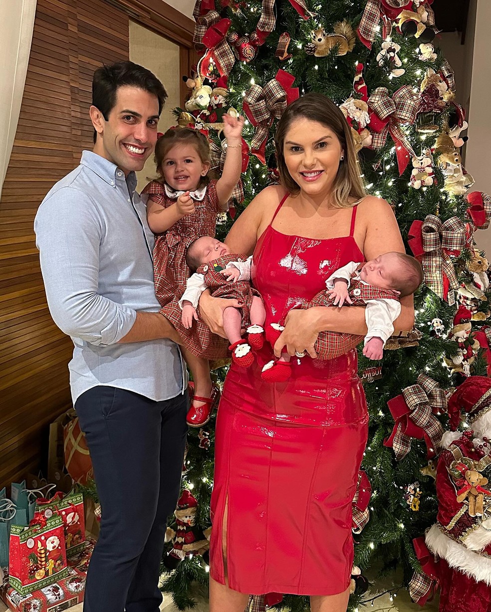 De top, Bárbara Evans celebra 'short largo' dois meses após dar à luz