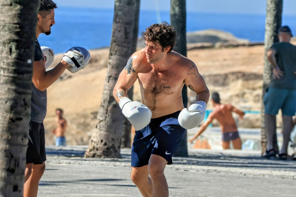 Chay Suede aproveita folga para pegar pesado em treino de boxe ao ar livre
