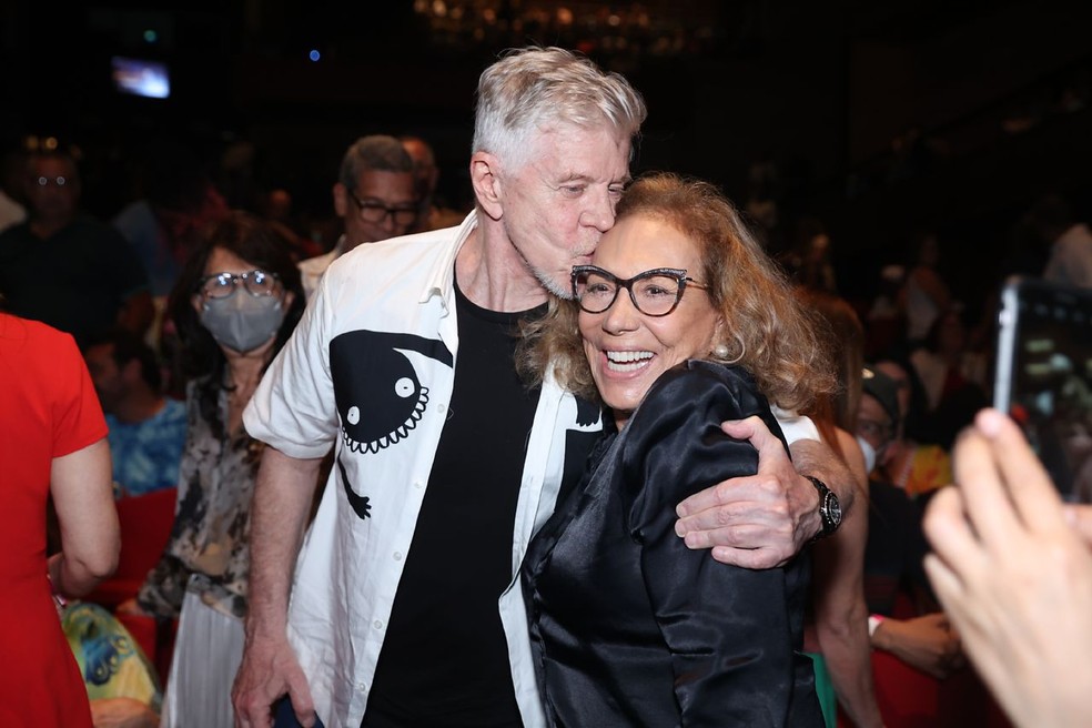 Danielle Winits aposta em look de cetim decotado para espetáculo