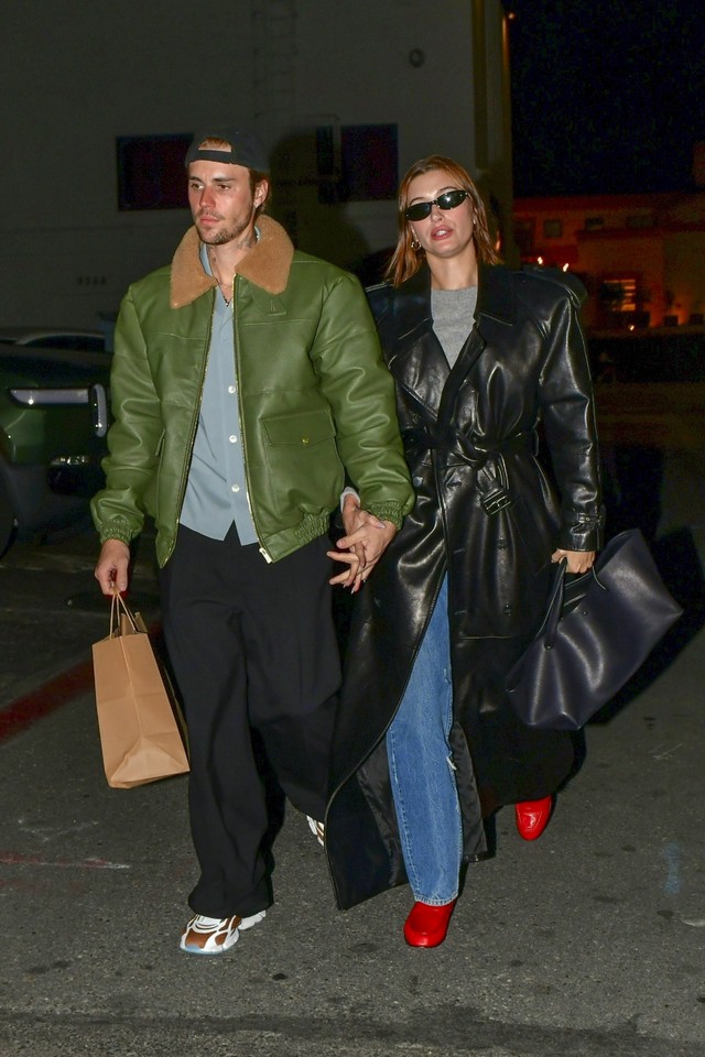 Justin Bieber e Hailey Bieber andam de mãos dadas durante passeio ...