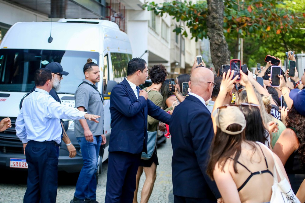 Atração do Rock in Rio, Shawn Mendes atende fãs em porta de hotel