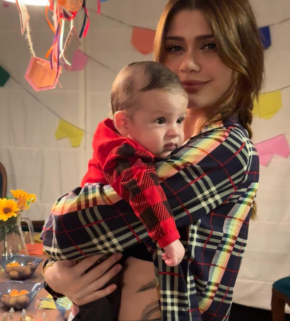 Giovanna Ewbank e Bruno Gagliasso conhecem filho de Lucas Gagliasso; vídeo