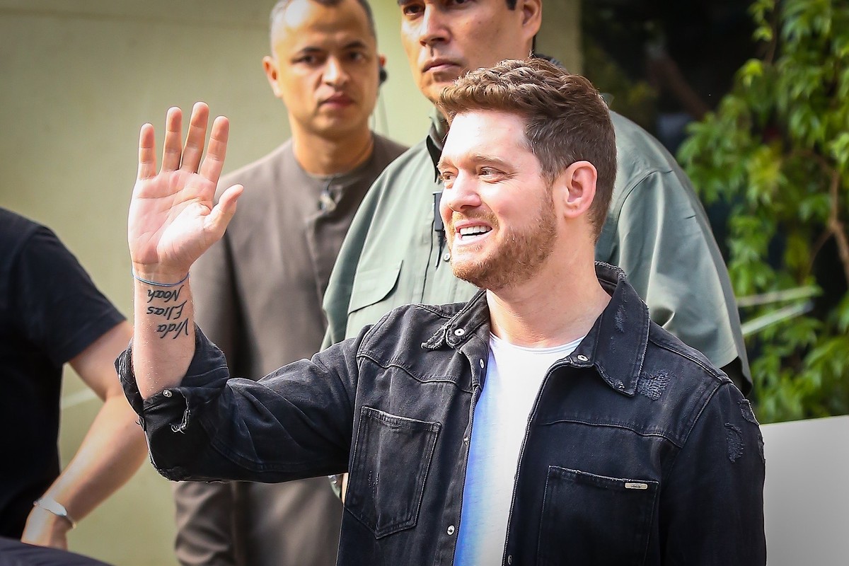 Michael Bublé acena para fãs e exibe tatuagem ao deixar hotel em São Paulo