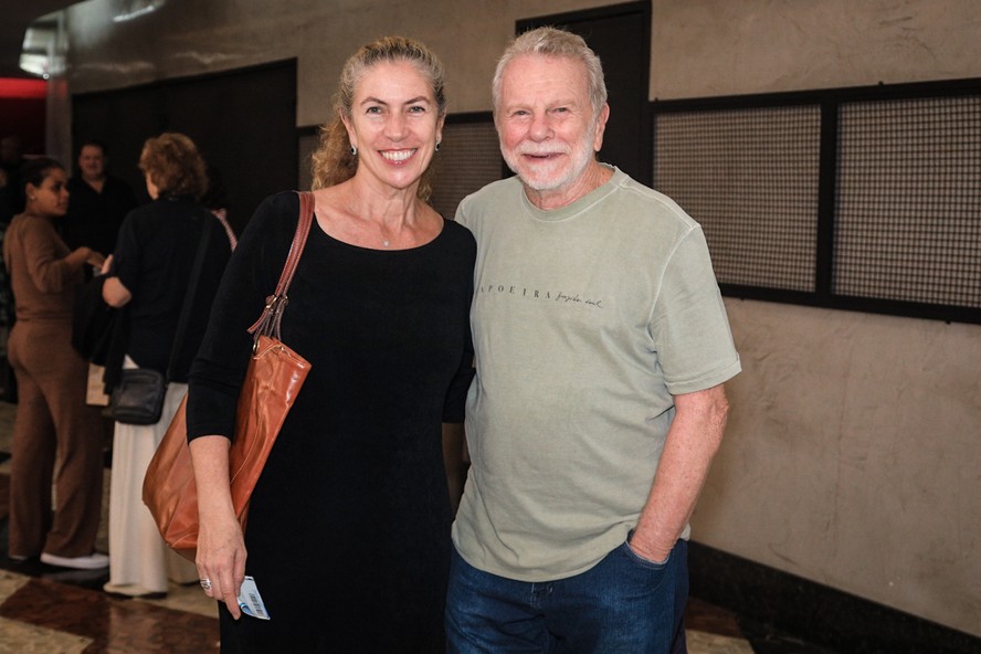 Jonas Bloch surge sorridente ao lado da esposa em estreia de peça no Rio