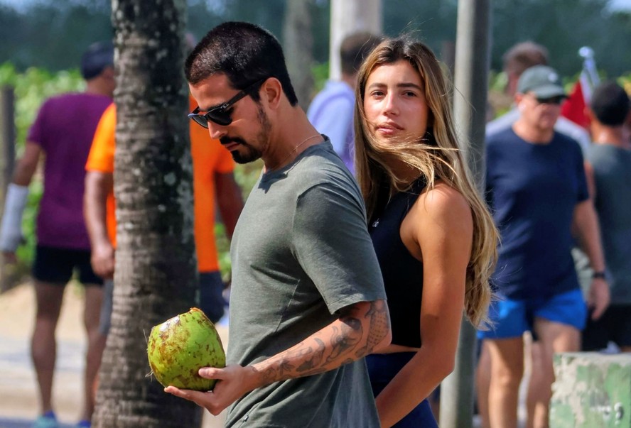 Enzo Celulari beija jovem apontada como nova namorada, no Rio de Janeiro