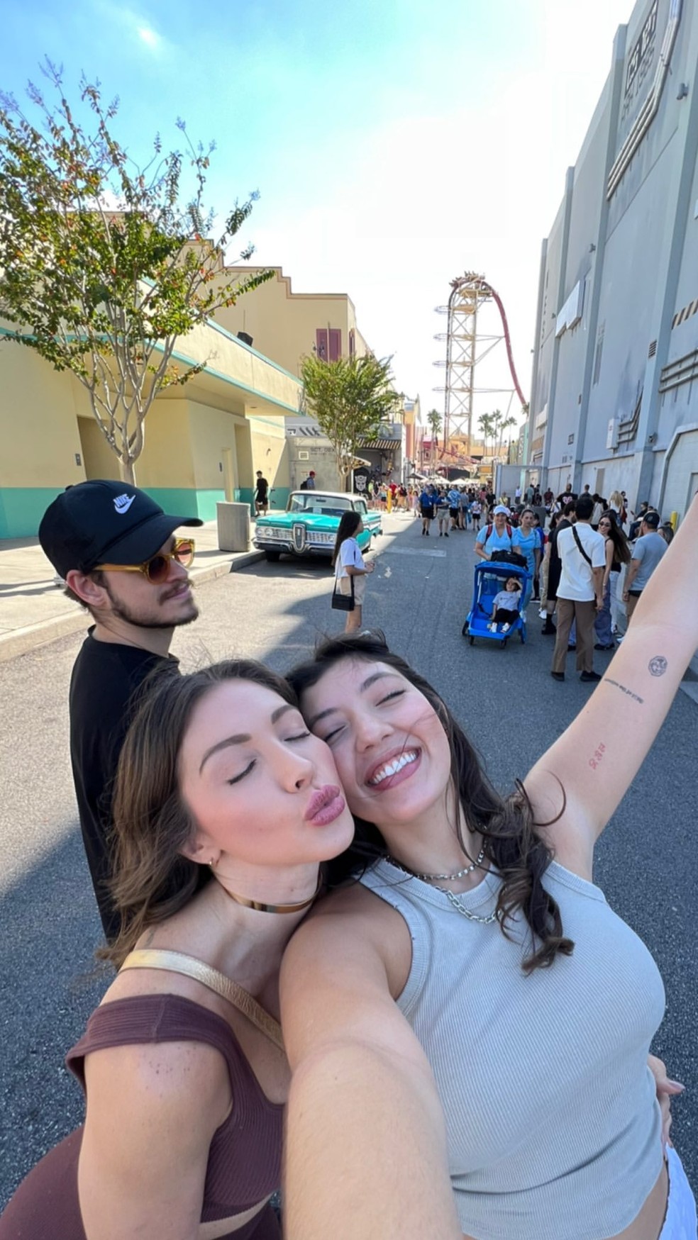 DJs e gêmeos, Alok e Bhaskar curtem parque em Orlando com irmã ...