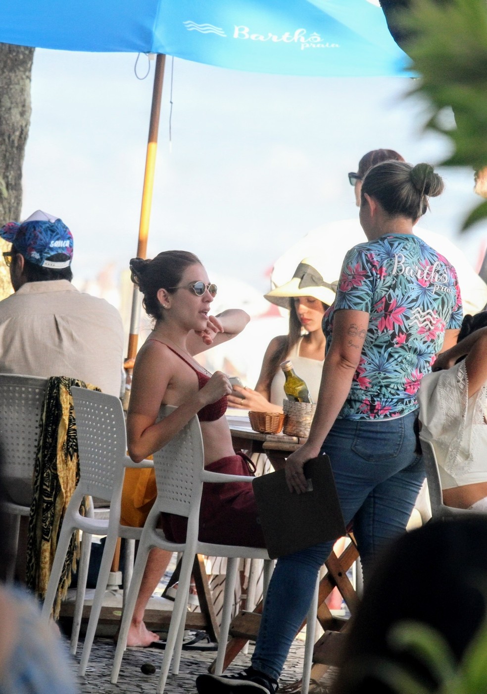 Às vésperas do BBB 24, Ana Clara curte folga em barzinho na praia do Rio