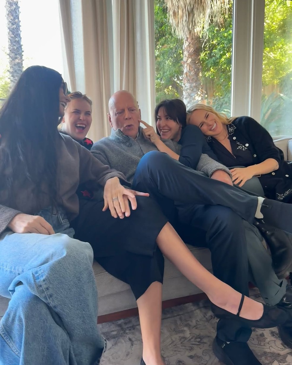 Bruce Willis posa com Demi Moore em aniversário de 70 anos; fotos
