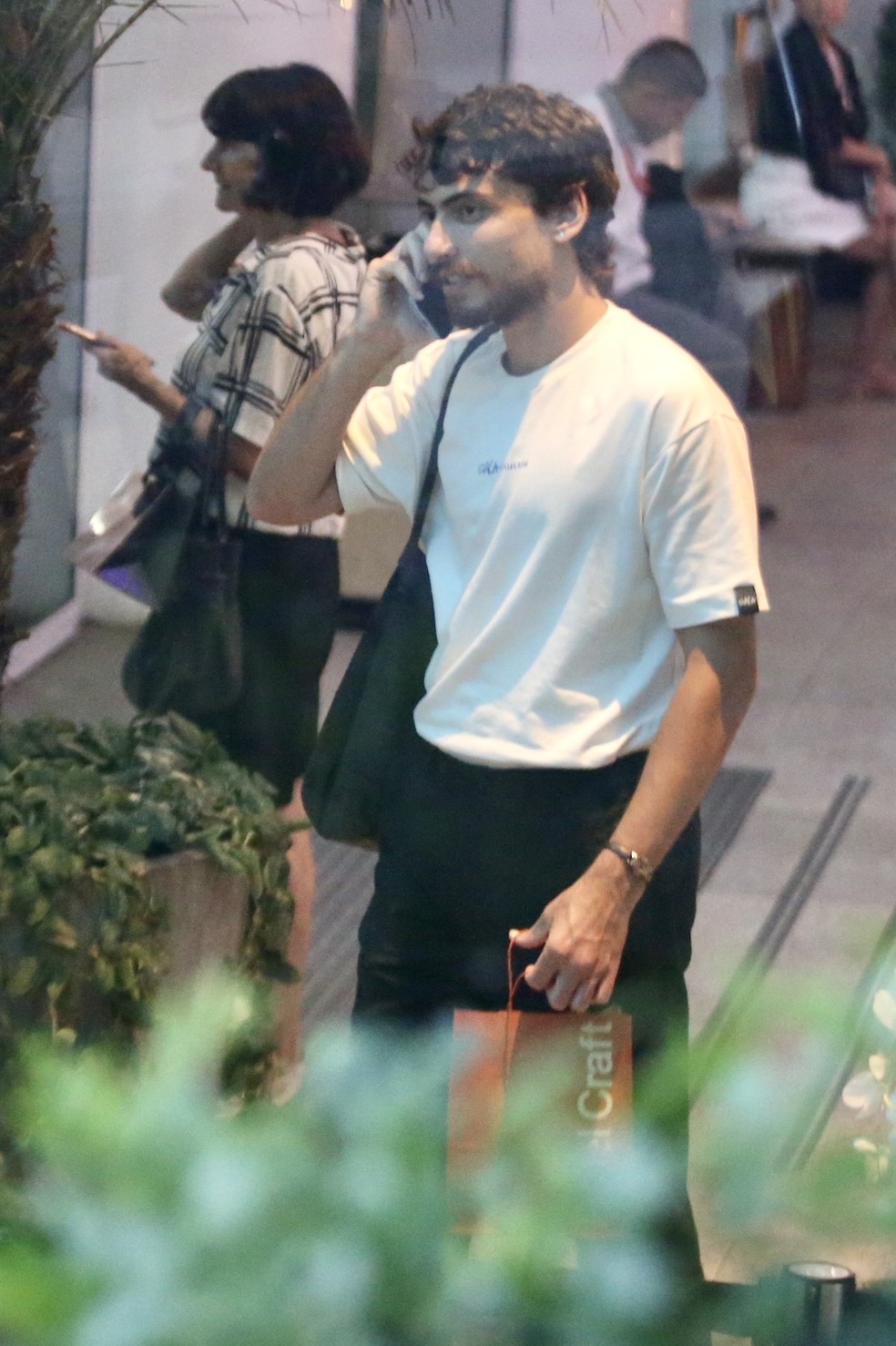 Jaffar Bambirra, de 'Mania de Você', pega metrô após noite de compras