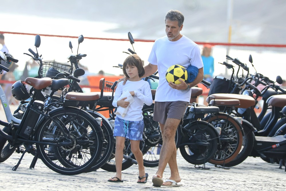 Eriberto Leão curte manhã de praia em momento de folga de 'Mania de Você'