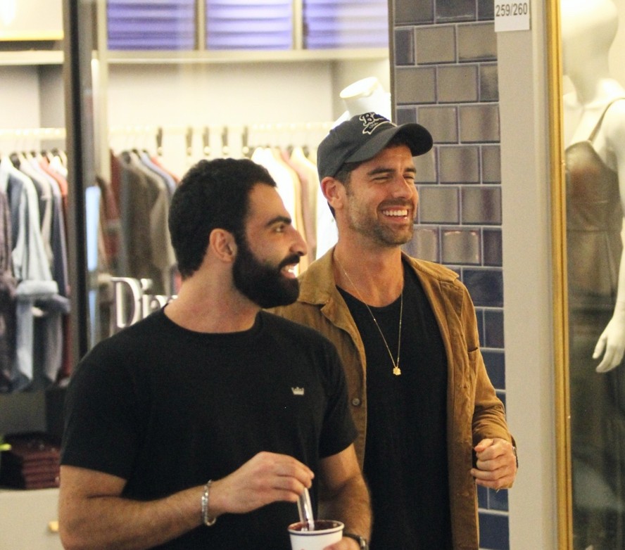 Marcos Pitombo passeia com o namorado em shopping do Rio