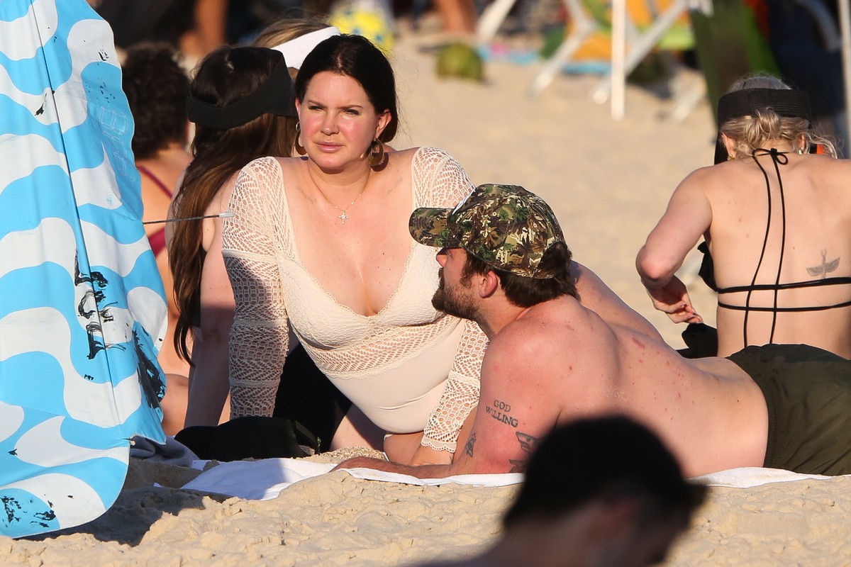Lana Del Rey curte praia no Rio de Janeiro após noite de show