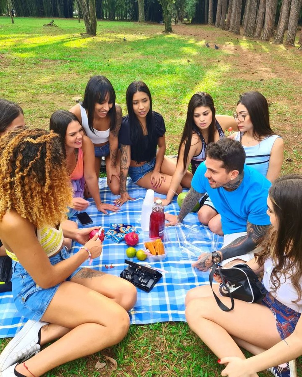 Casado com 6 mulheres, Arthur, o Urso, é pedido em casamento em outdoor
