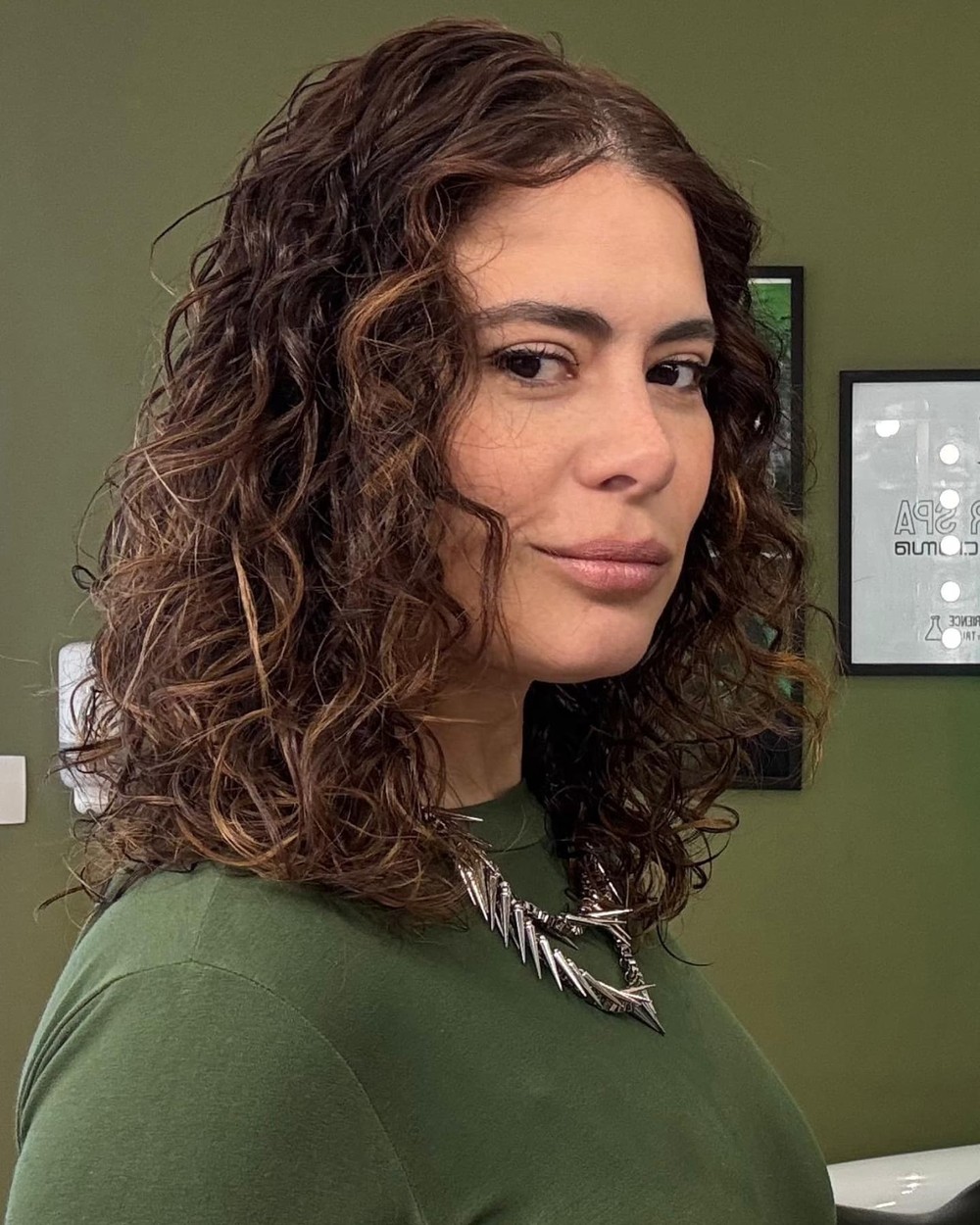 Michelle Loreto exibe cachos e reflete sobre aceitação: '40 anos para ...